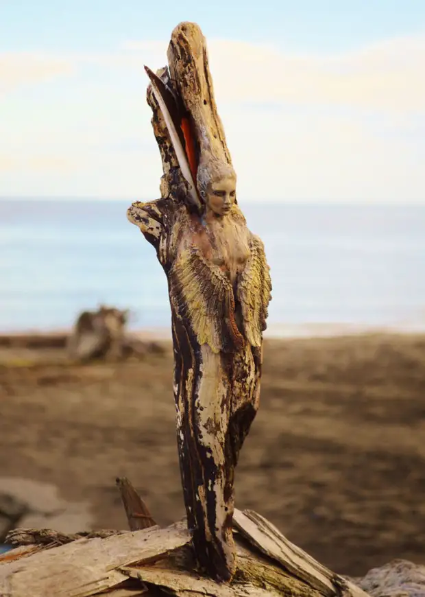 Ang mga buhi nga eskultura nga gihimo gikan sa yano nga driftwood