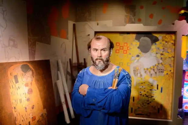 Gustav Klimt, tus neeg pleev xim Austrian Symbolist, tus cwj pwm hauv Madame Tussauds Wax Museum hauv Vienna.