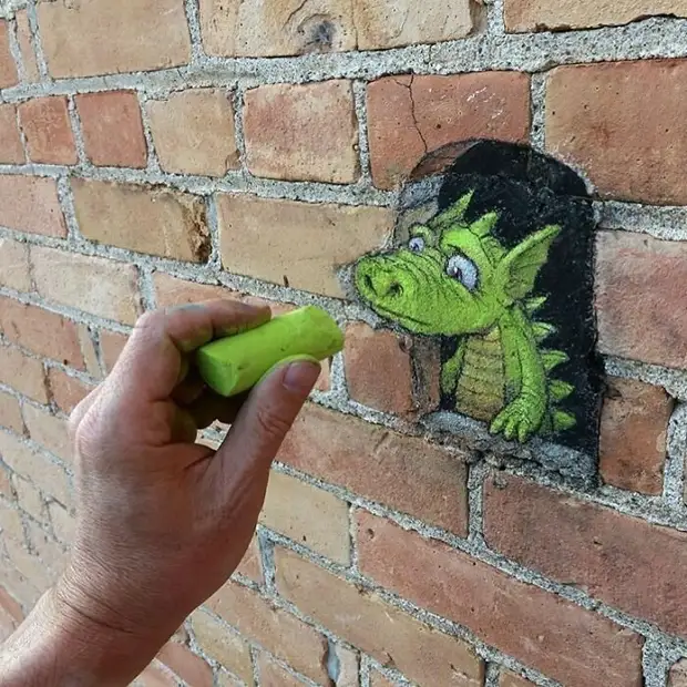 El artista crea personajes divertidos en las calles.