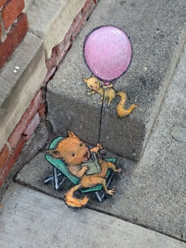 El artista crea personajes divertidos en las calles.