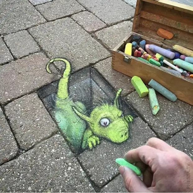 El artista crea personajes divertidos en las calles.