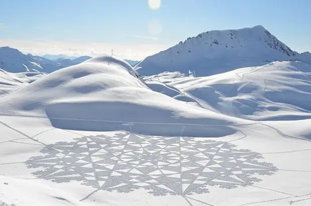 Simon Beck waa farshaxanle maalinta oo dhan ku tumanaya Siberia.