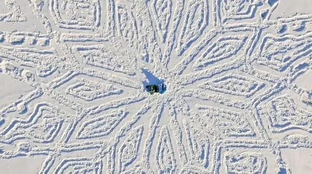 Simon Beck ni msanii anayekanyaga Siberia siku nzima.