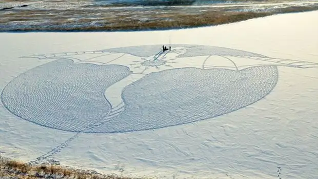 Simon Beck ni msanii anayekanyaga Siberia siku nzima.