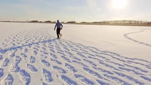 Simon Beck minangka seniman sing ngidhak-ngidak Siberia sedina muput.