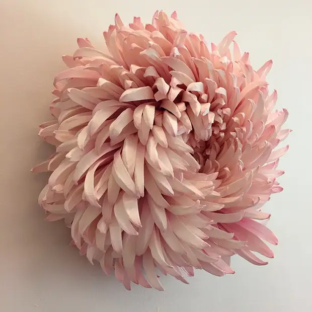 Fleurs en papier géantes : la beauté artificielle