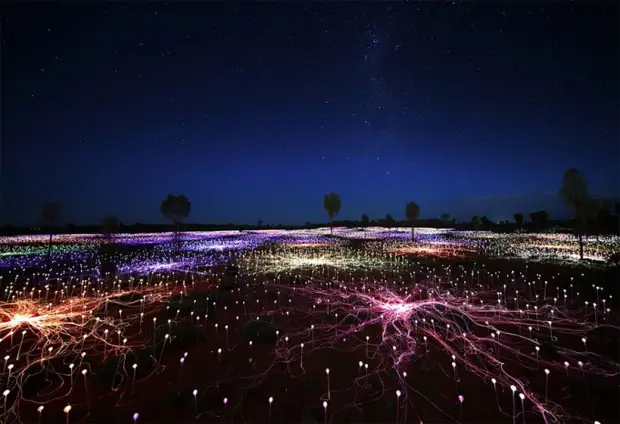 Un campo di luce nel deserto australiano