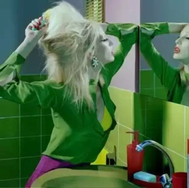 Onye na -ese foto na omenka si England. Miles Aldridge (onye na -ese foto)