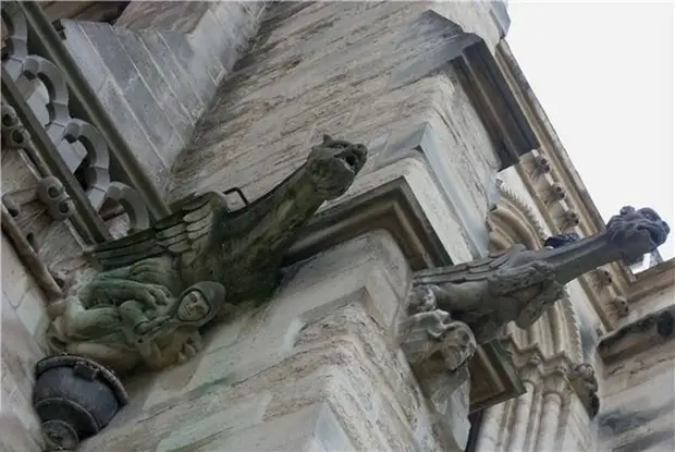 Gargoyles ti Saint Denis.