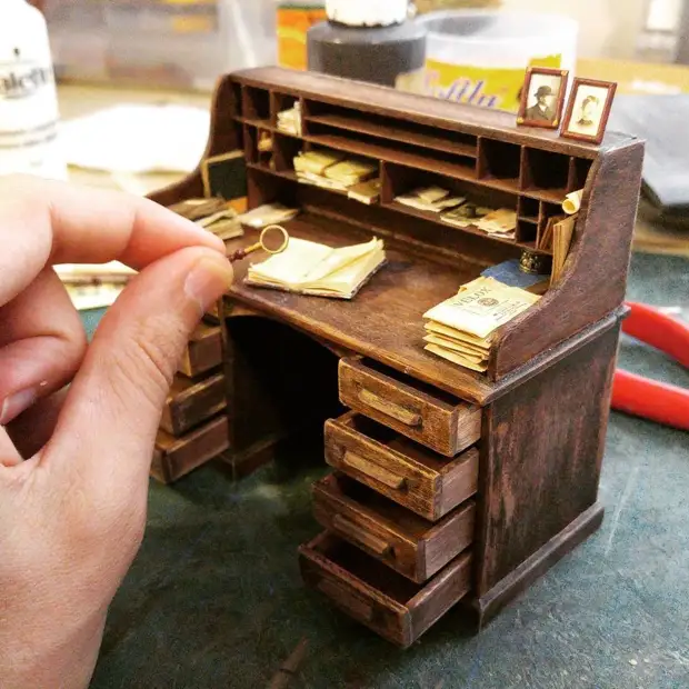 El artista ha recreado un estudio fotográfico del siglo XX en formato miniatura