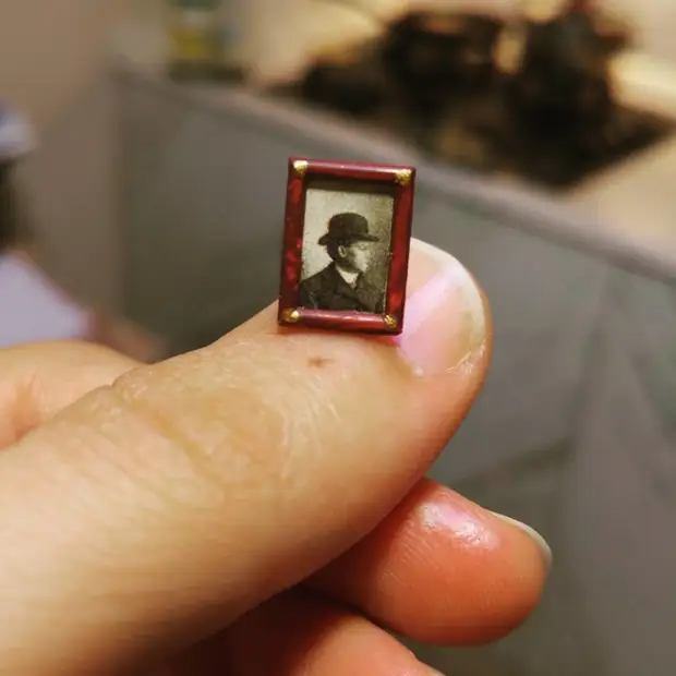 El artista ha recreado un estudio fotográfico del siglo XX en formato miniatura