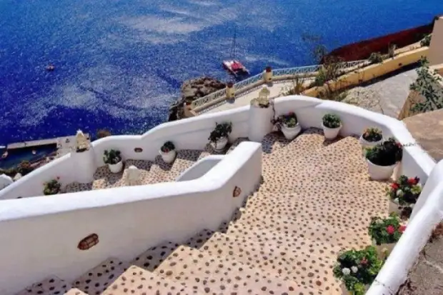 Escadas de Santorini feitas de milhares de pequenas pedras.