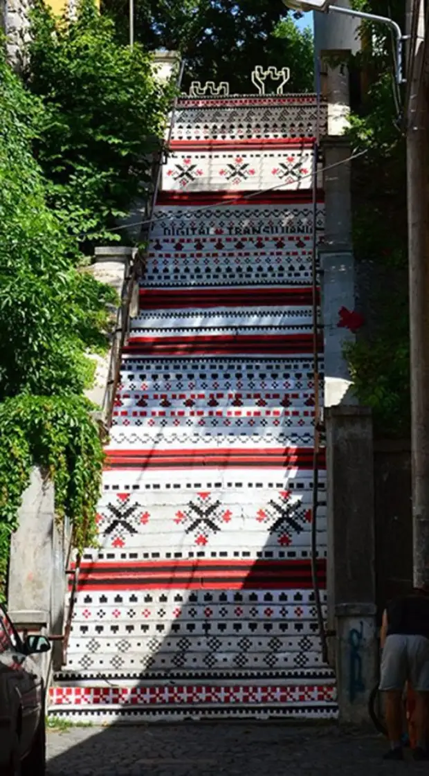 Eine der höchsten Treppen der Stadt Targu Mures ist im nationalen Stil bemalt.