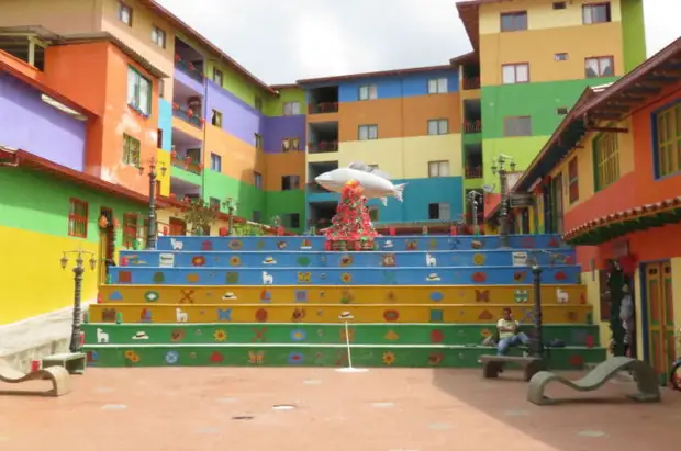 Os residentes do pátio pintaram as escadas em cores diferentes para tornar o pátio mais claro e colorido, e uma escultura de peixe foi instalada em seu topo.