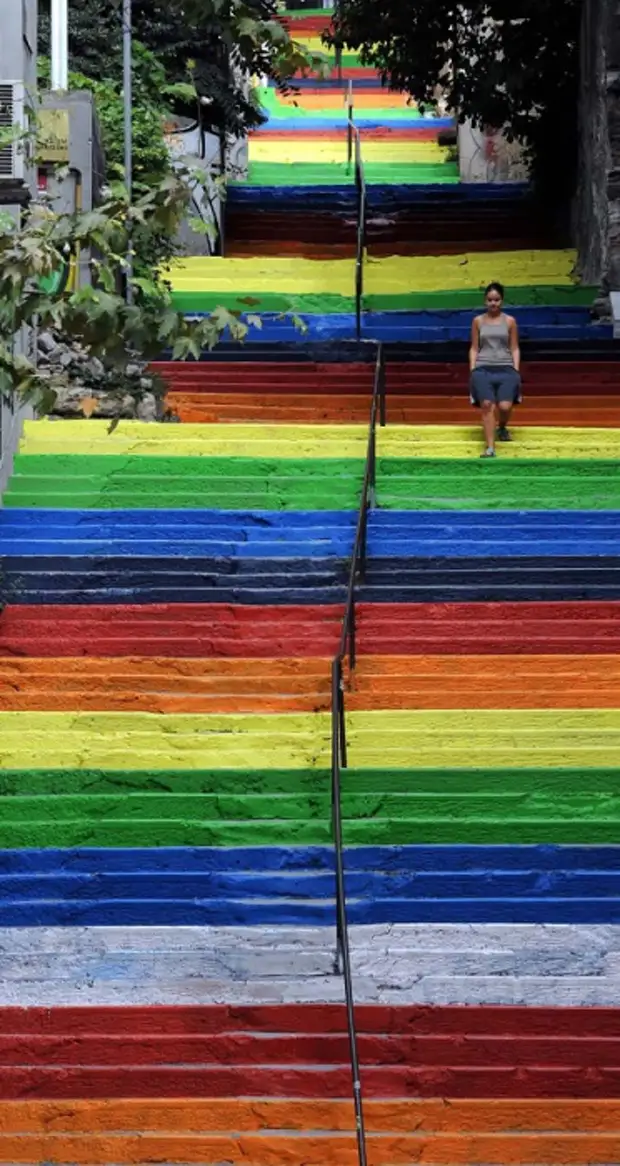 Regenbogenstufen einer langen Treppe.