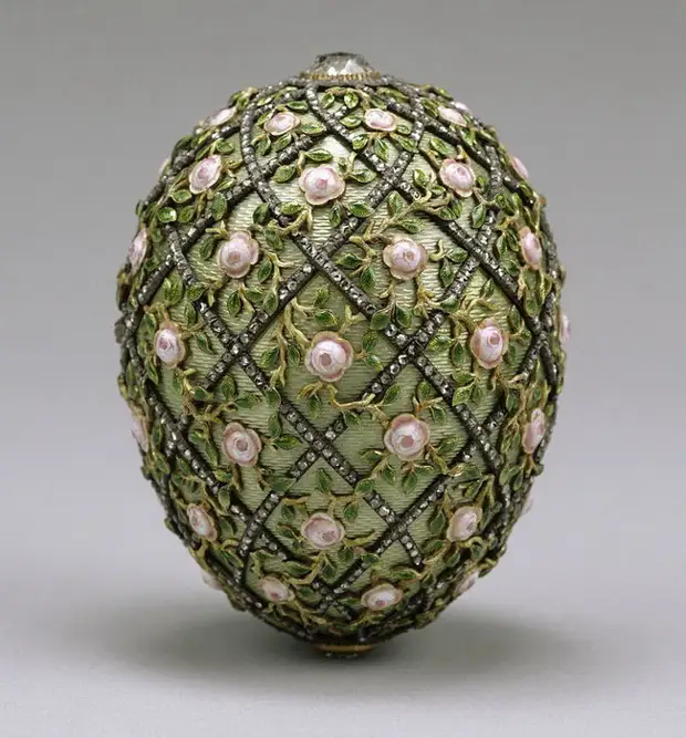 Vezë me grilë dhe trëndafila, Faberge, 1907