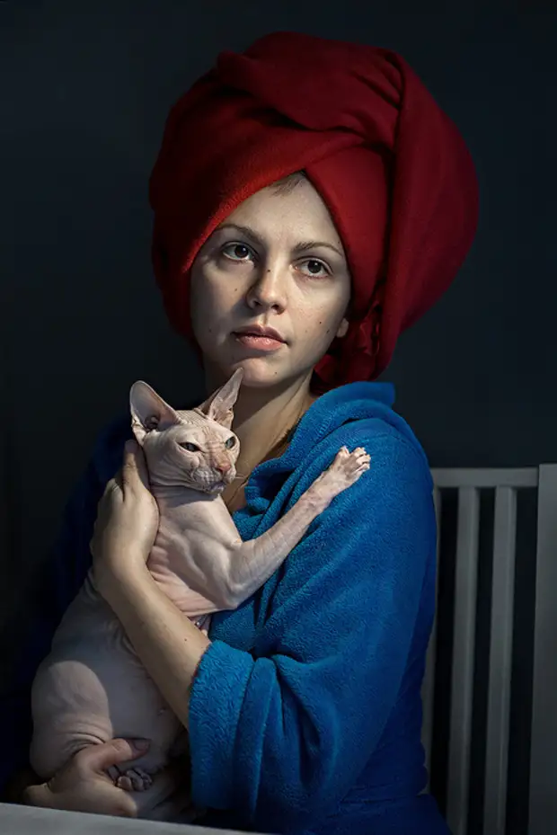 Retrato de una niña y un gato. Foto de: Alexei Sovertkov.