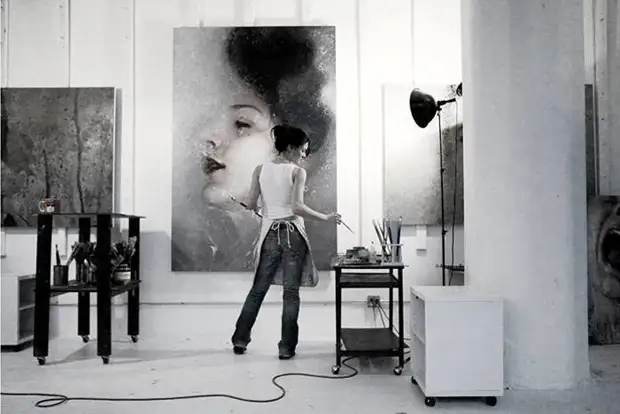 Alyssa Monks en su estudio.