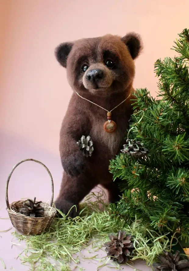 Teddy chimbalangondo akugwira ntchito m'nkhalango.