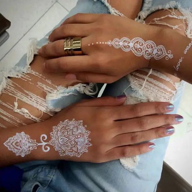 Vẽ toàn thân henna trắng: các hoa văn gợi cảm như ren mỏng manh