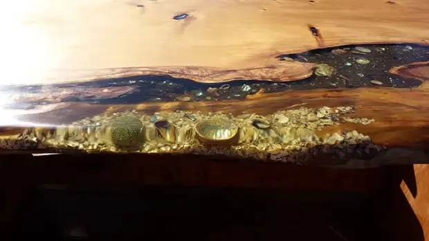 Artistas preenchem fendas em mesas com conchas, seixos e conchas de estrelas do mar, mesa, artista