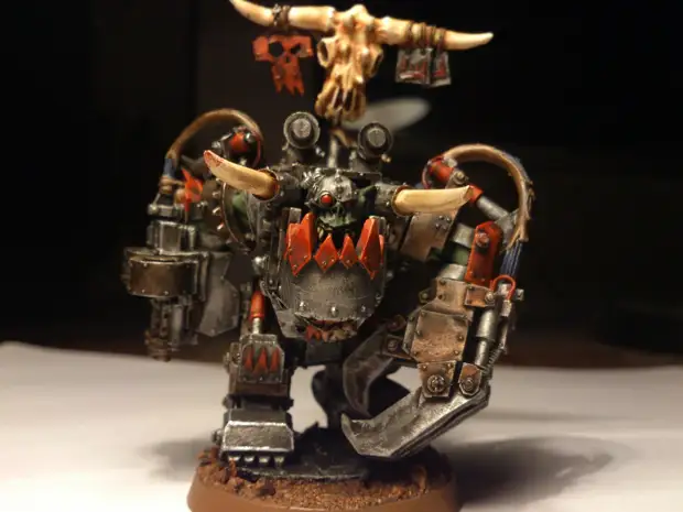 Hirviöitä ja ajoneuvoja pienoiskoossa Warhammerin maailmasta 40 000 Warhammer 40 000, miniatyyri