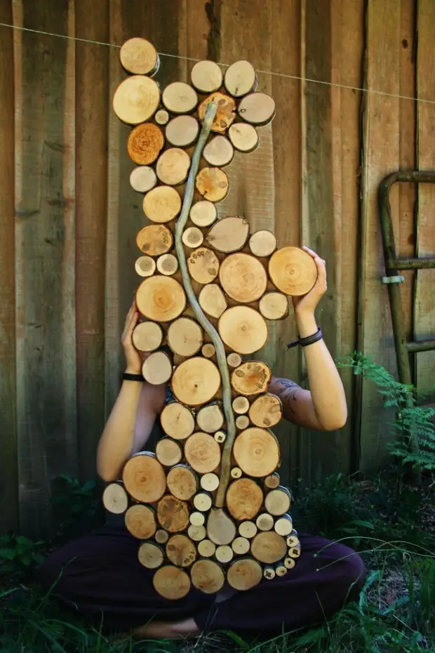 Skulpturen aus recyceltem Holz