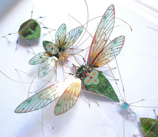 Frumusețe Art Nouveau: insecte înaripate din vechile circuite electrice de artă, insecte, techno