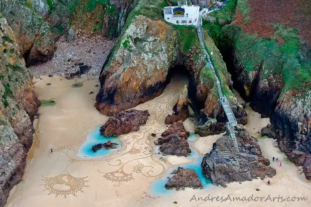 Ongewéinlech Zeechnungen am Sand vum Andres Amador