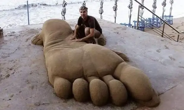 El artista crea esculturas de arena que parecen tan naturales que los ojos no pueden creer