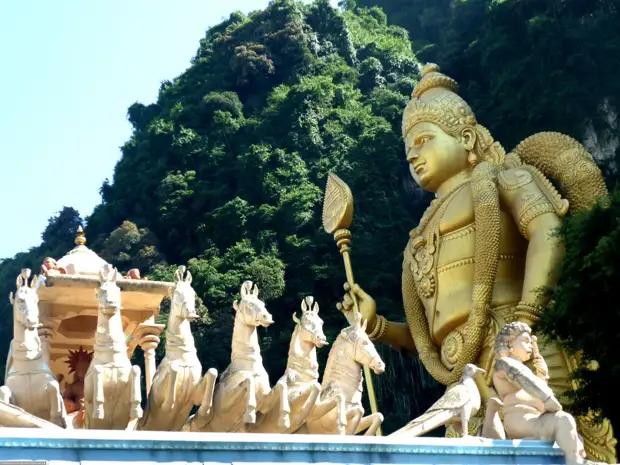 Пячоры Бату Кейвс (Batu Caves). Інданезія.