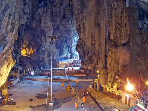 Пячоры Бату Кейвс (Batu Caves). Інданезія.