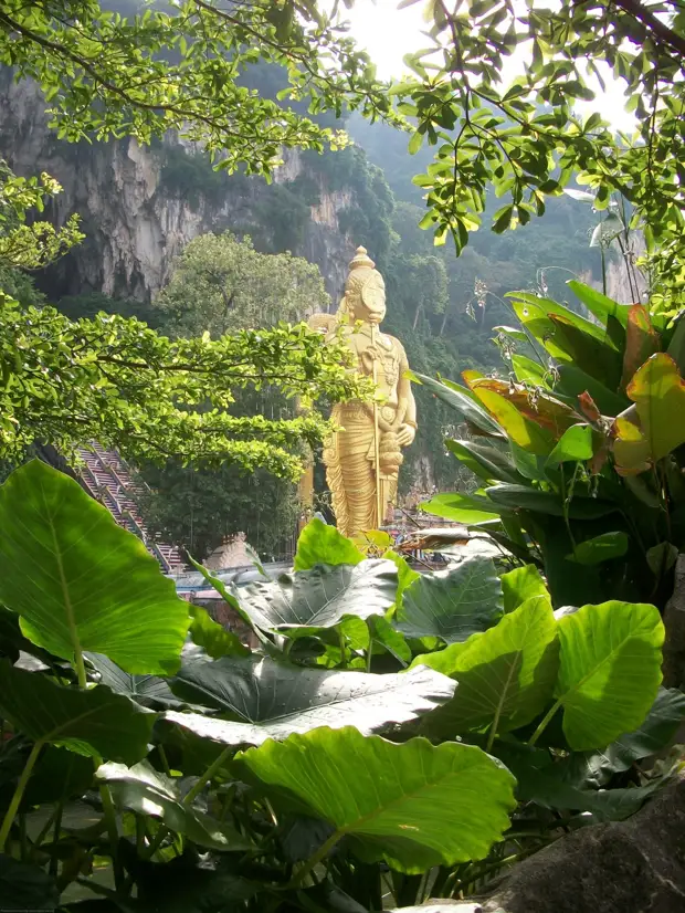 Пячоры Бату Кейвс (Batu Caves). Інданезія.