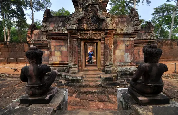 Anna-exploring-Banteay-Srei