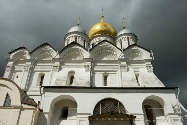 Moscow Kremlin Rhan 5: Eglwys Gadeiriol yr Archangel Sanctaidd Michael (Eglwys Gadeiriol yr Archangel).