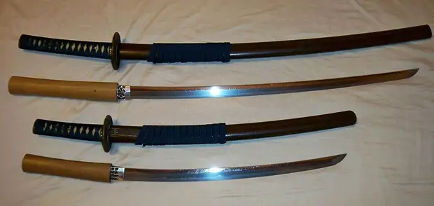 Dosye: Daisho katana ak wakizashi.jpg