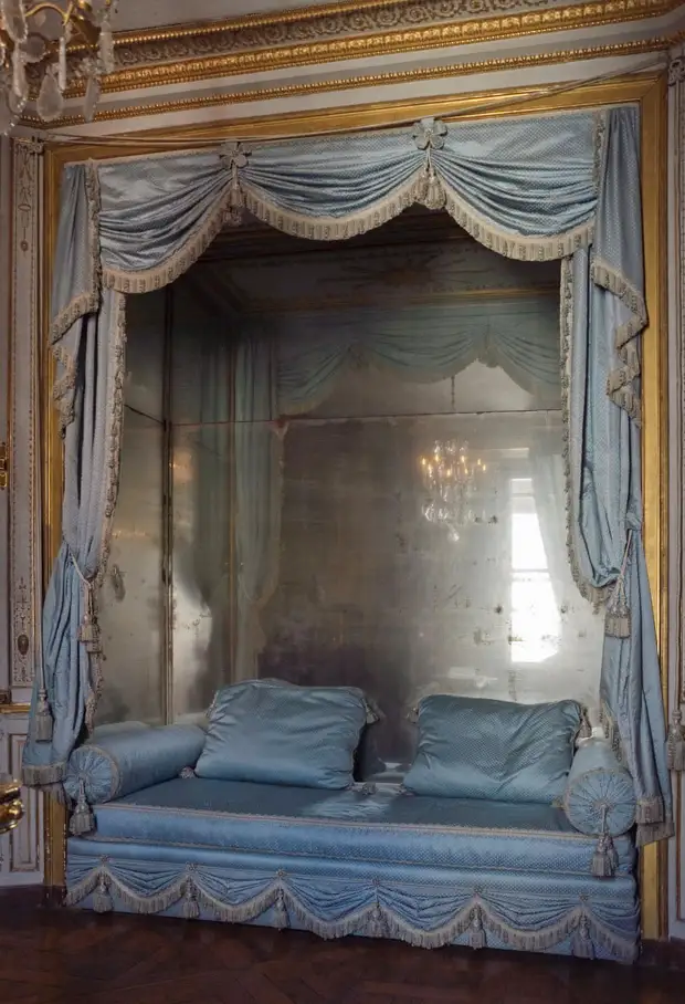 Chateau de Versailles - petit appartement de la Reine - kabinet de la Meridienne