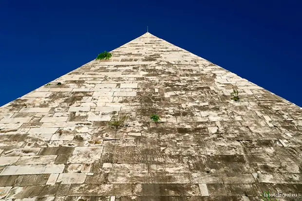 Pirámide de Cestio y cementerio no católico