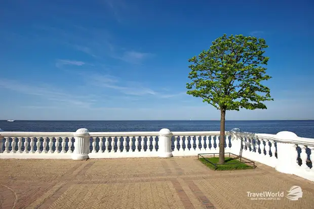 På detta slutade en kort promenad runt Peterhof