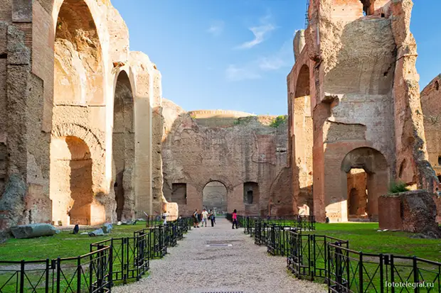 Caminando por los baños antiguos de Roma