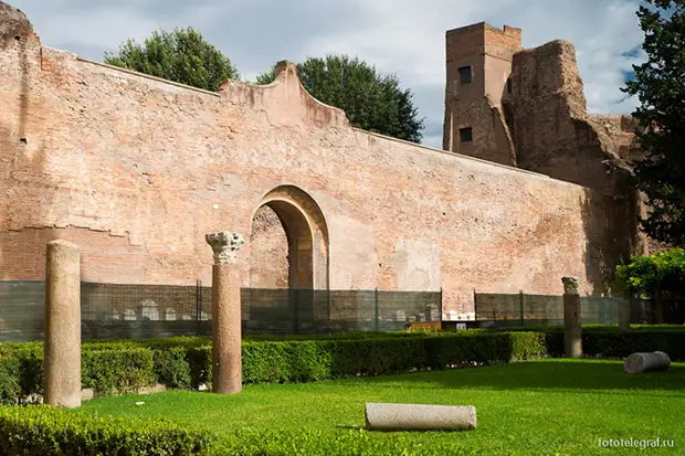 Caminhando nos Banhos Antigos em Roma