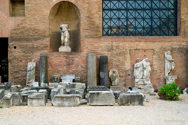 Caminhando nos Banhos Antigos em Roma