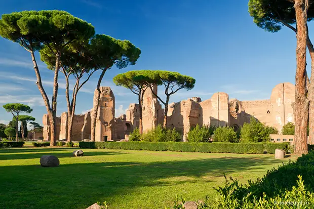 Caminhando nos Banhos Antigos em Roma