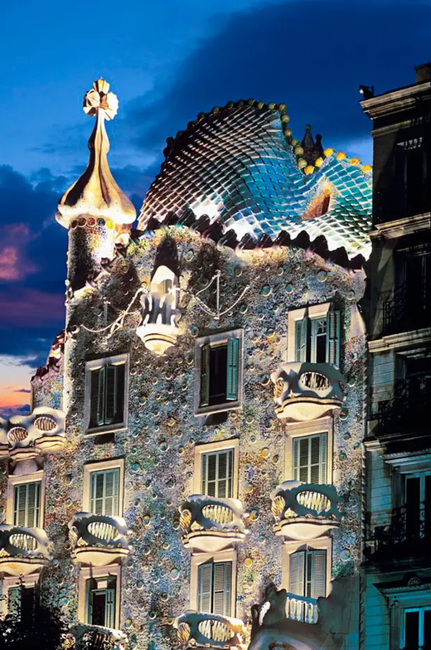 Si Antonio Gaudi usa ka maayo nga arkitekto, us aka bantog nga modernista.