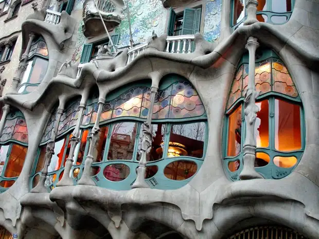 Antonio Gaudi este un arhitect strălucit, un mare modernist.