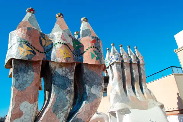 Antonio Gaudi estas genia arkitekto, granda modernisto.