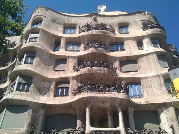 Antonio Gaudi je vynikajúci architekt, veľký modernista.