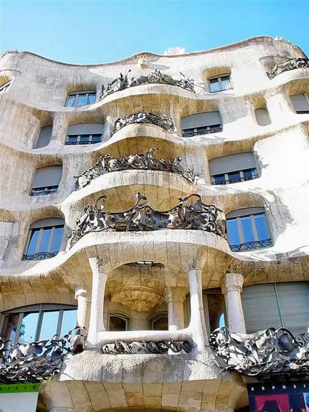 Antonio Gaudi parlaq bir memar, böyük bir modernistdir.