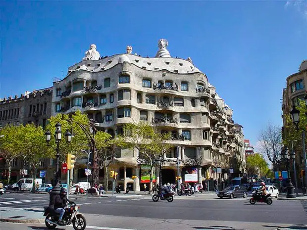 Antonio Gaudi er en strålende arkitekt, en stor modernist.