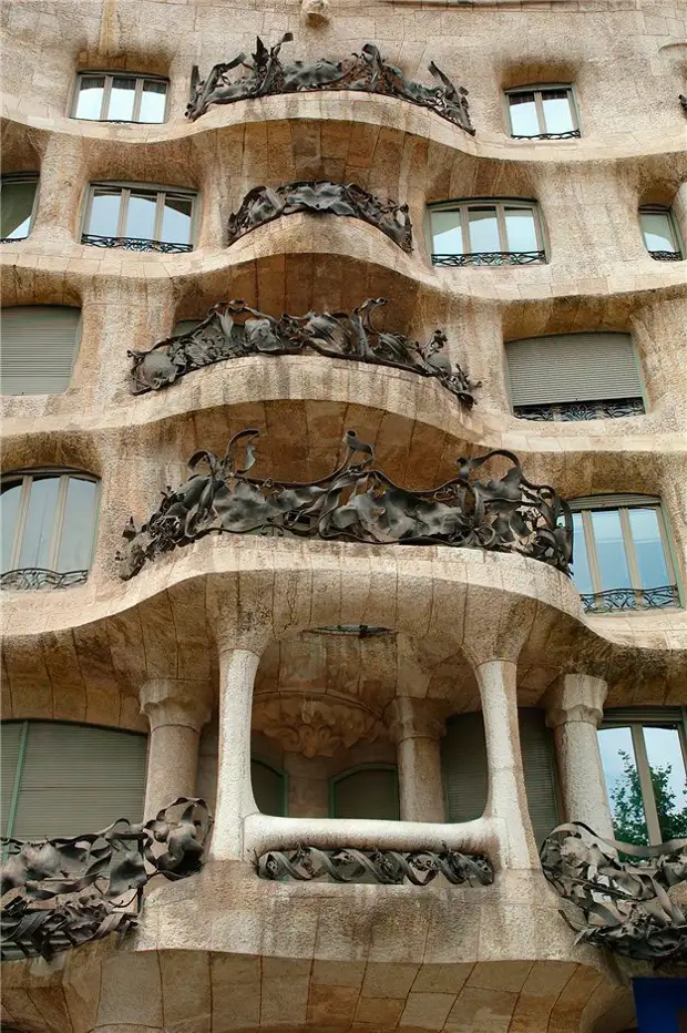 Antonio Gaudi este un arhitect strălucit, un mare modernist.